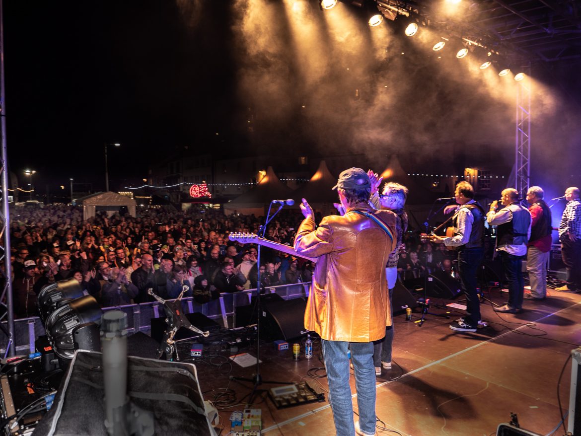 What a crowd! – The Countrymen